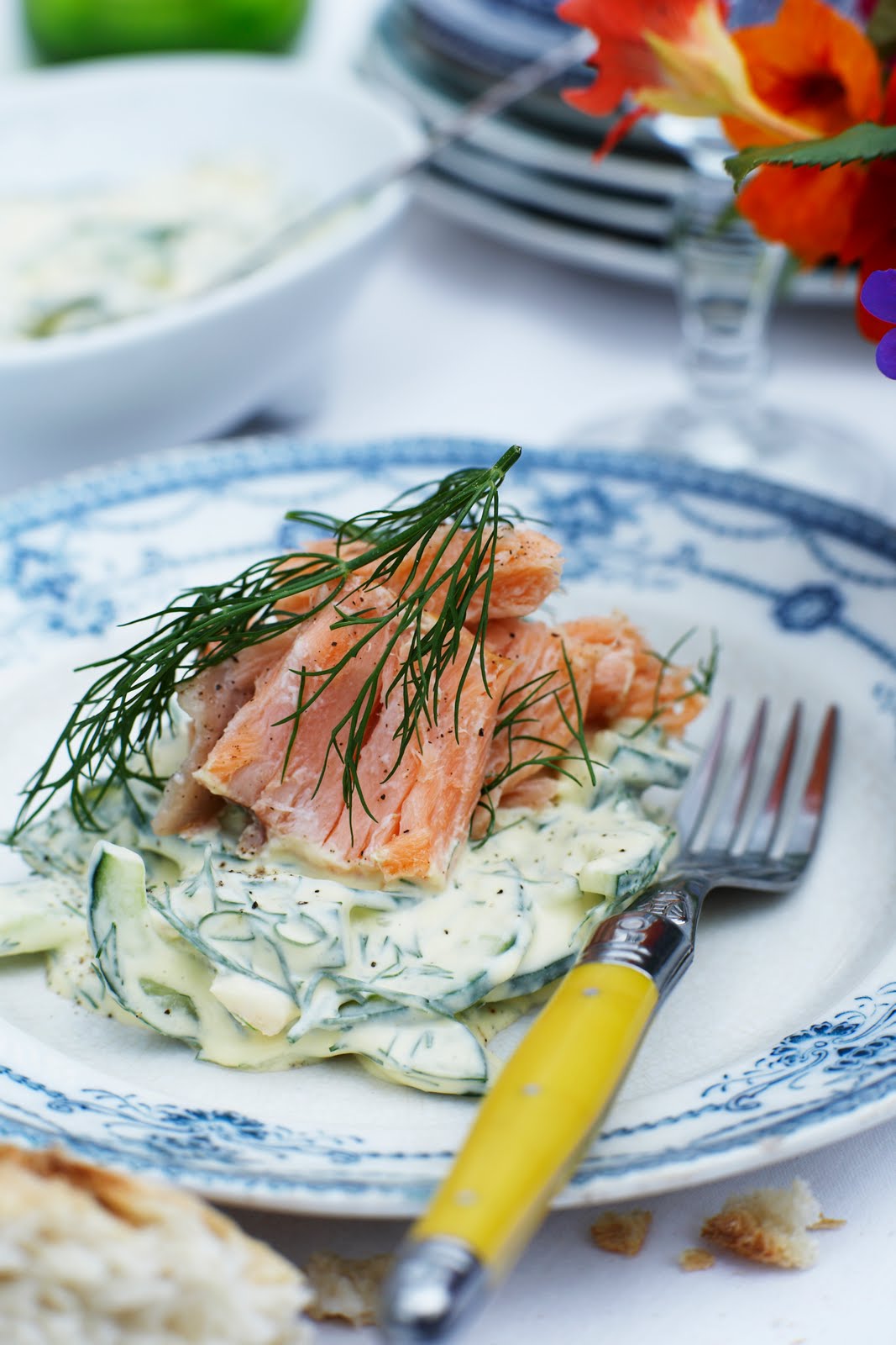 Varmrøget laks med agurk i ravigottecreme - Marie Melchior