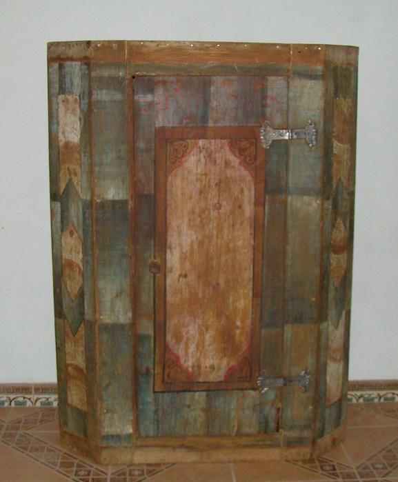 "Antyki"Robert Granda: Malowane meble