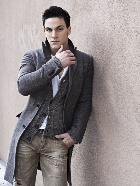 MALE CELEBRITIES: Superhunky model Ray Santiesteban shirtless and hot ...