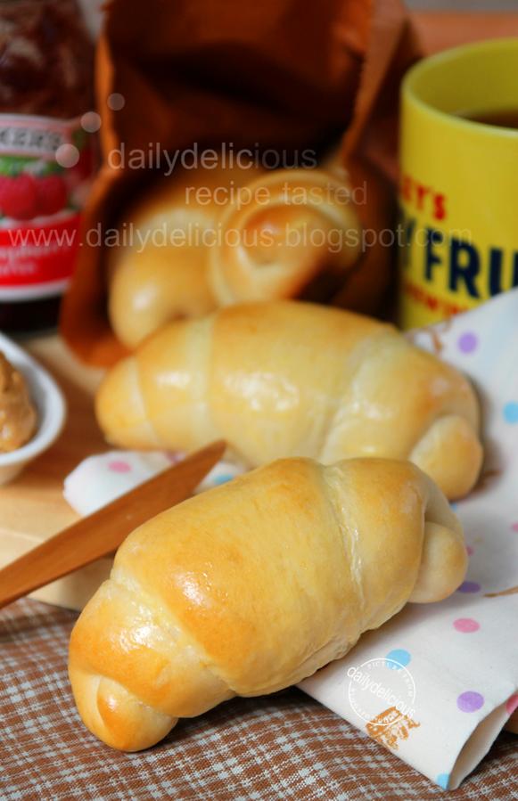 dailydelicious: Basic Butter Rolls: Plain and boring, I don't think so!