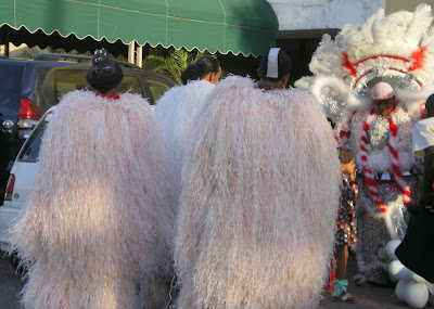 Con ojos curiosos en Rep.Dominicana: papeluses..
