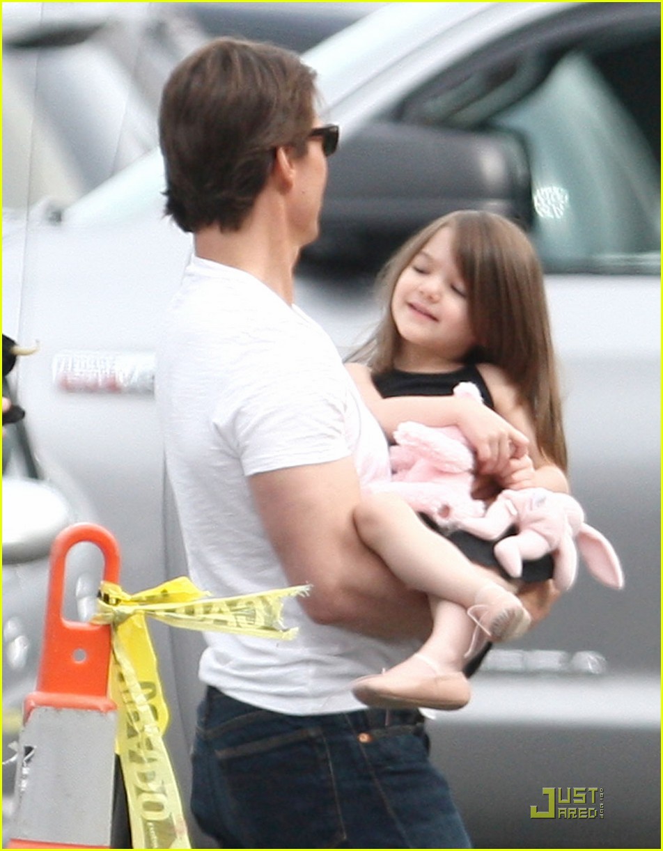 LOvelysuri cruise: Tom Cruise Carries His Beantown Babe