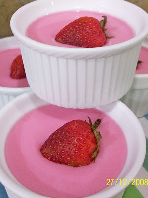 Aku, Isteri, Ibu, Anak dan Kawan: DADIH STRAWBERRY