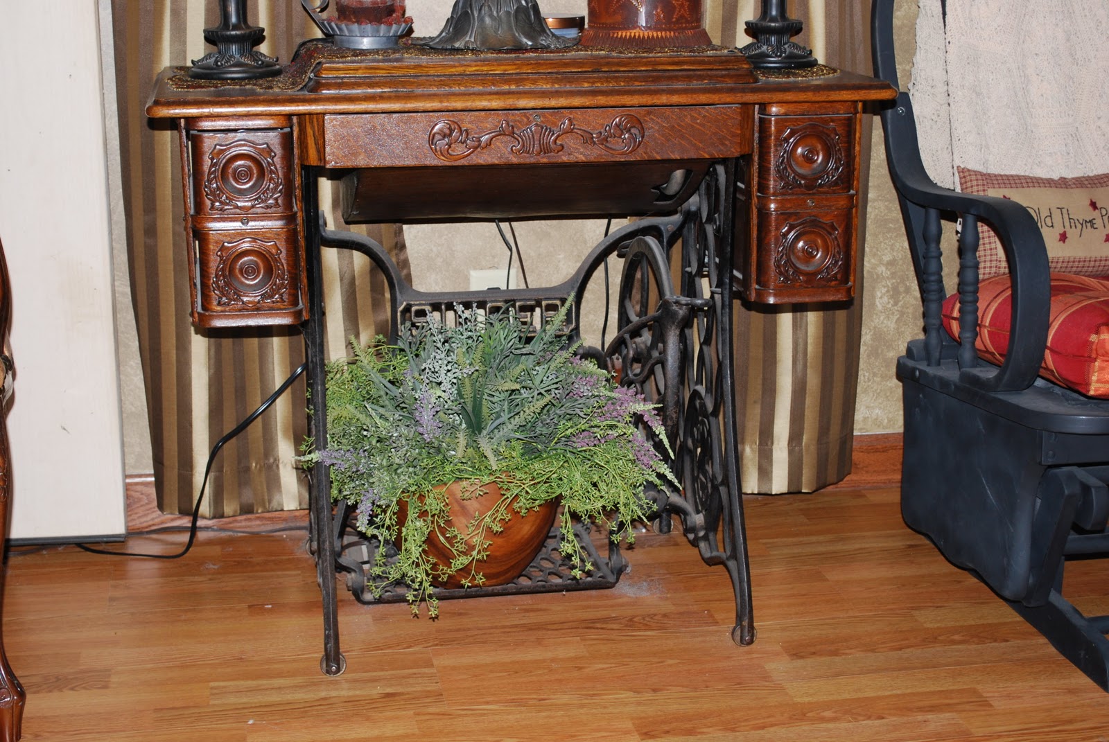 Persnickety Primitives: Vintage Singer Sewing Machine