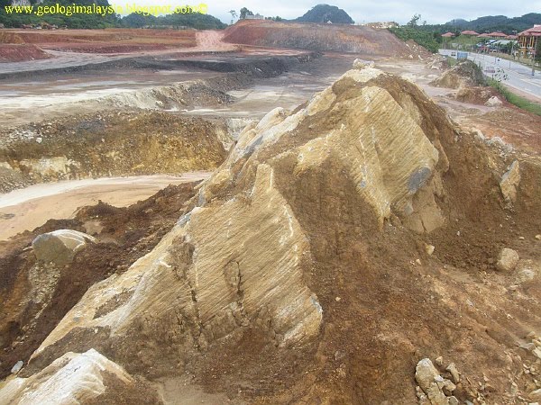 Blog Geologi Malaysia: Singkapan batuan di Bandar Gua Musang, Kelantan