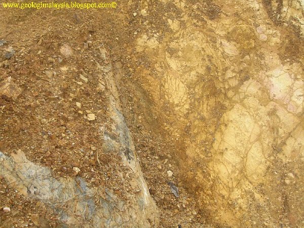 Blog Geologi Malaysia: Singkapan batuan di Bandar Gua Musang, Kelantan