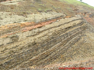 Blog Geologi Malaysia: Singkapan batuan di Lebir, G. Musang