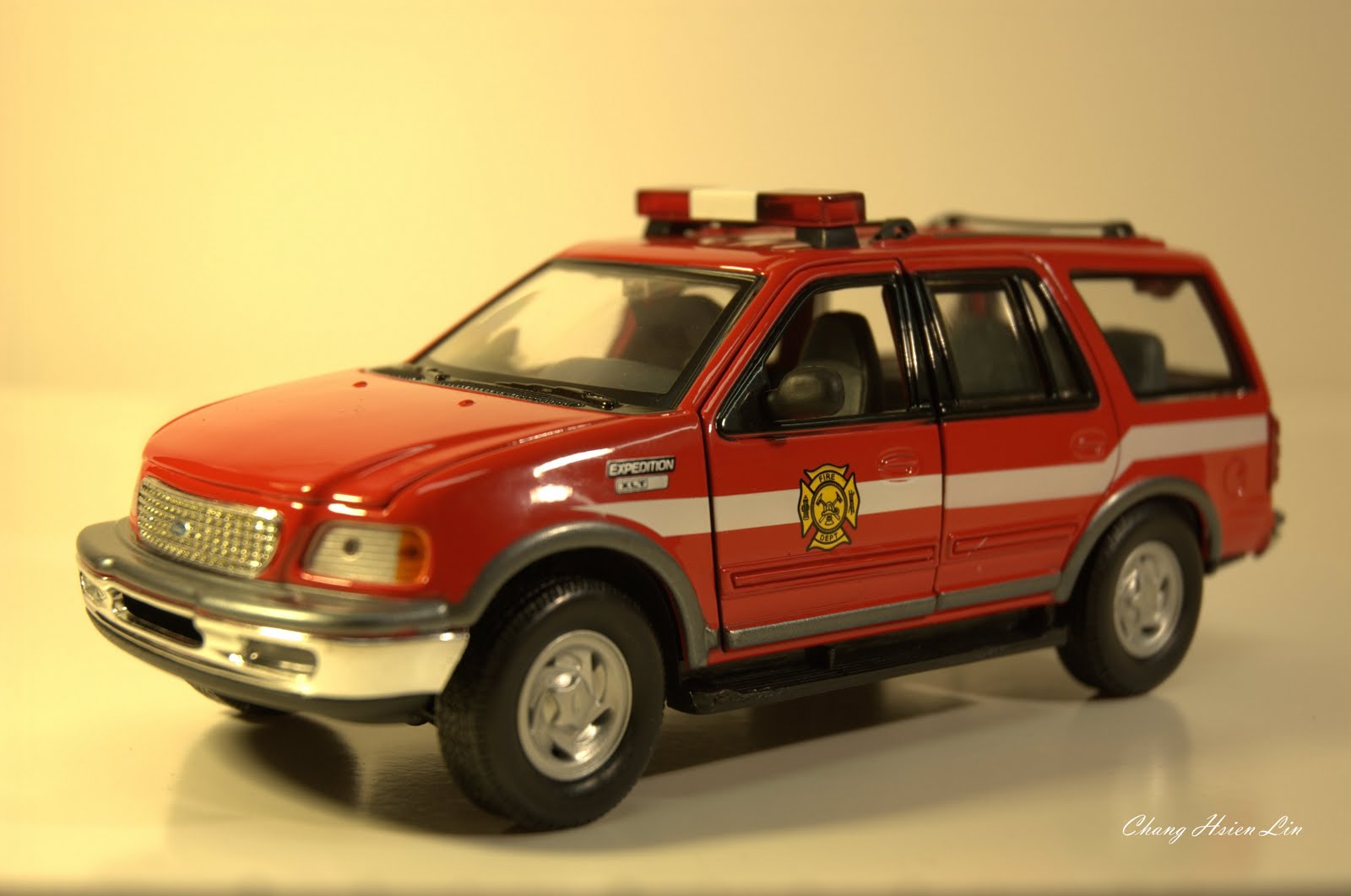 Hsien's Toys Kingdom: Ford 2000 Expedition XLT(Fire Dept.)-消防車 - Motor Max