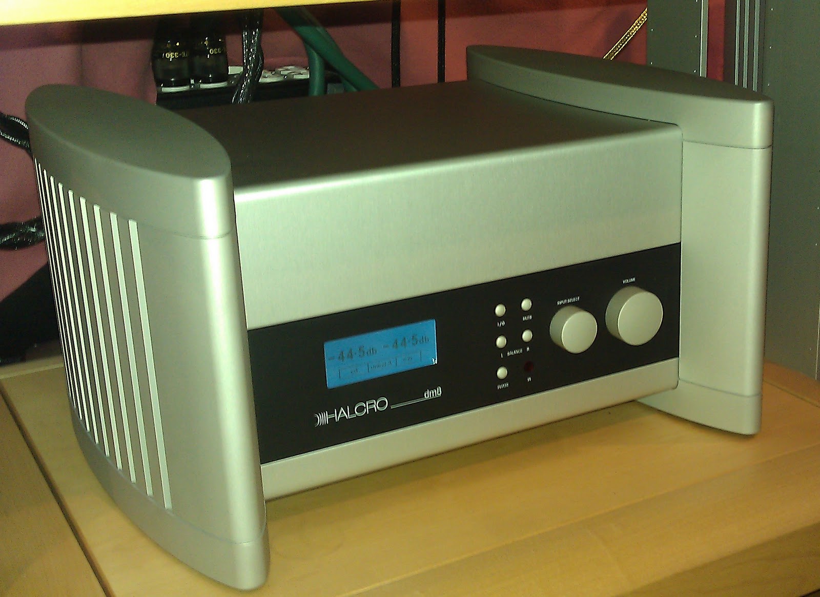 A votre écoute !: A vendre un préampli HALCRO DM8, état neuf.