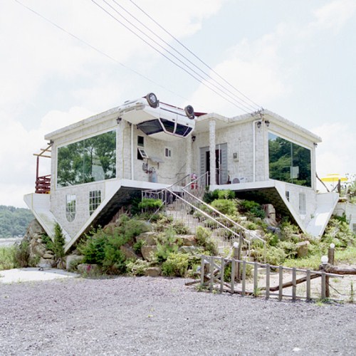 Welcome to FunnyDust: Inverted house (8 Photos)