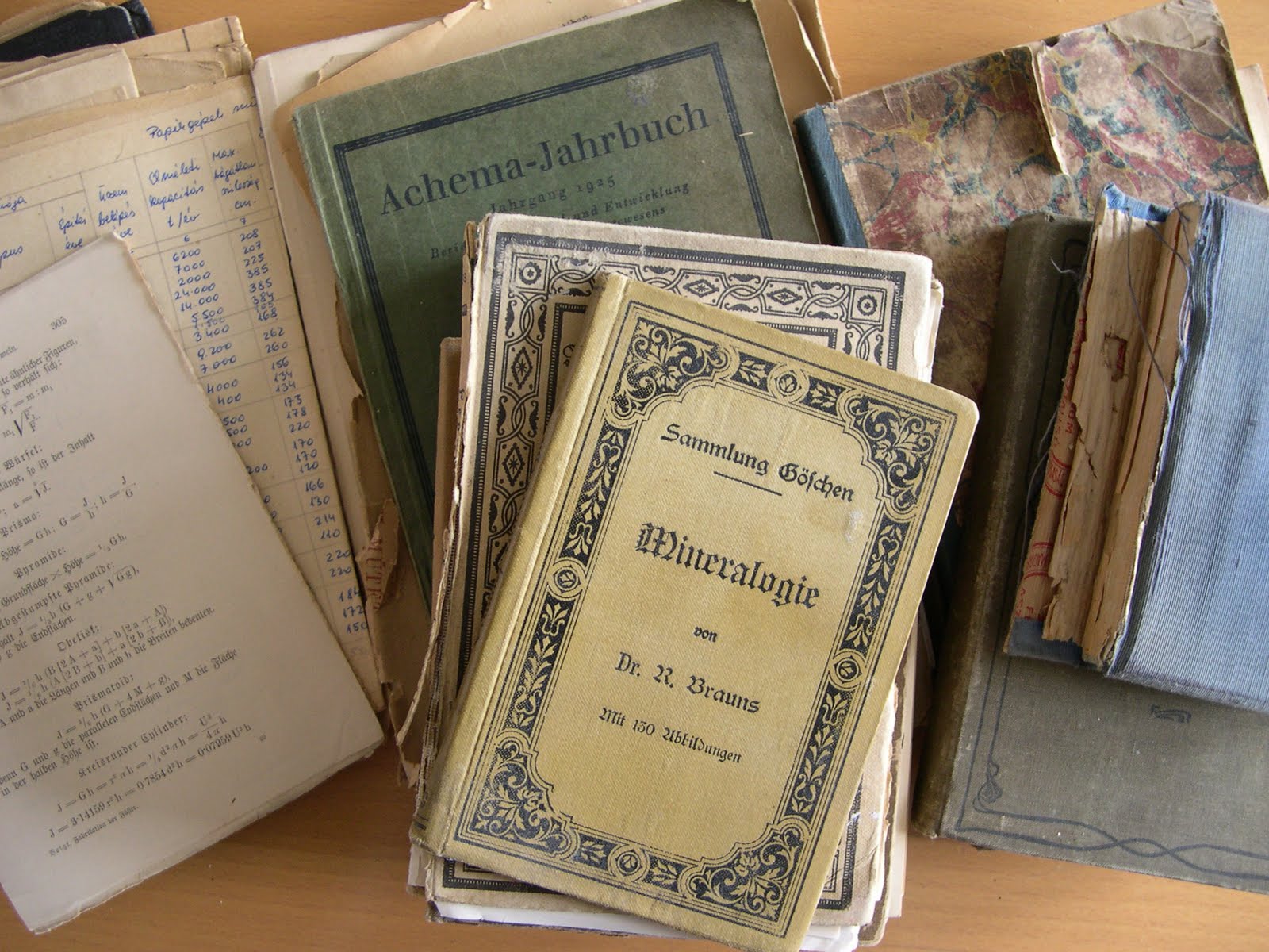 Susannia Bildschneiderei: Alte Bücher schlachten ja oder nein?