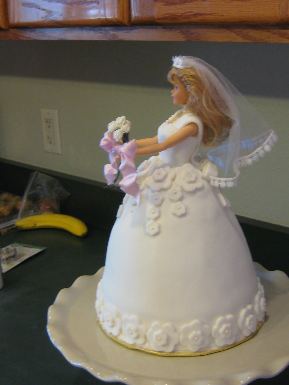 Confessions of a Project-aholic: How To Make A Bridal Cake