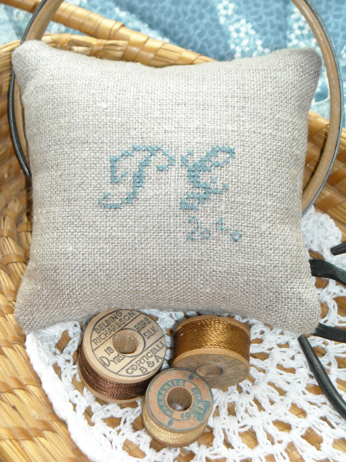 Stitchin' Sweet Sue: ~ RAK - QUEEN'S PIN PILLOW