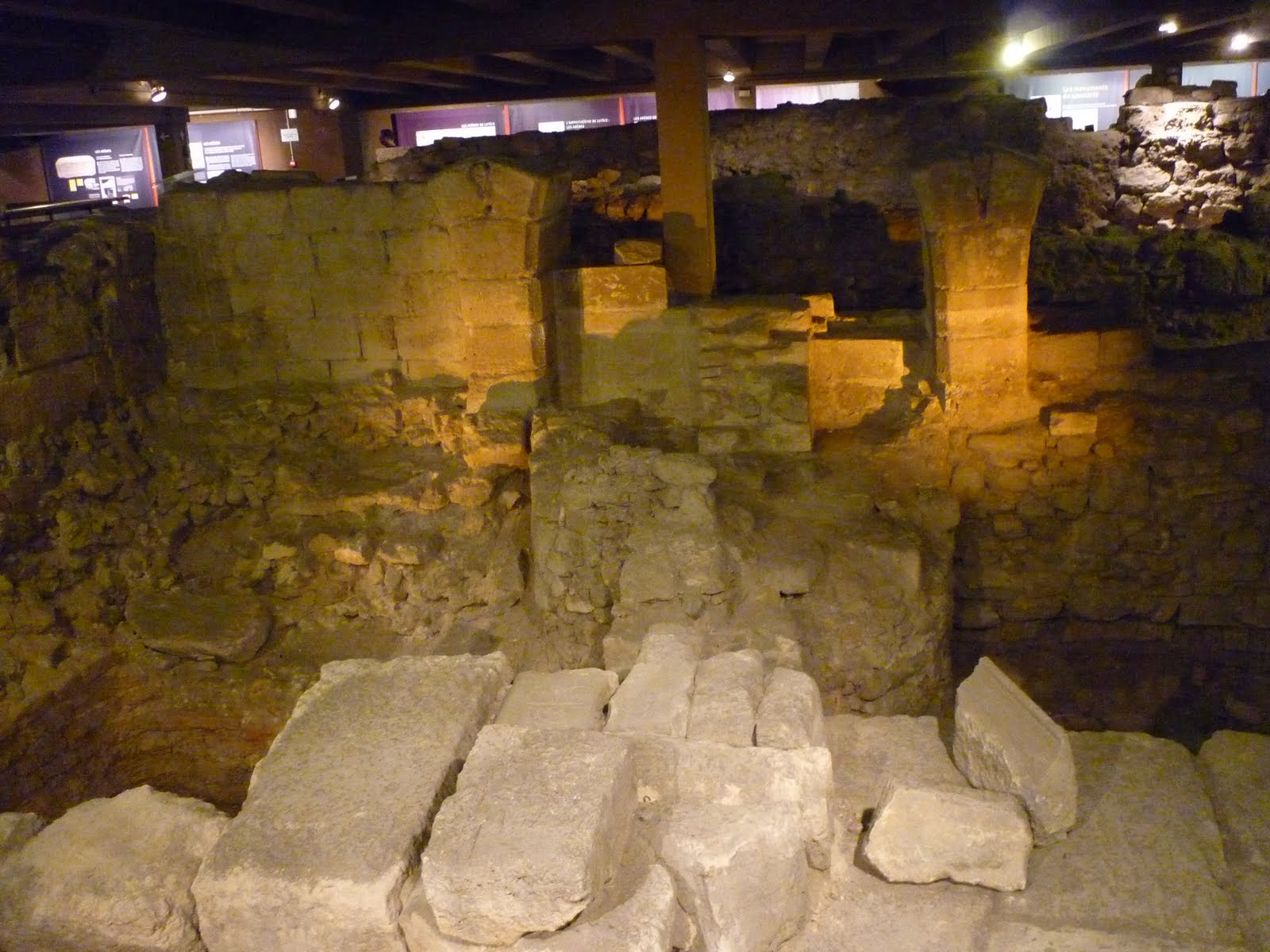 Dr.jéjé visite Paris: La Crypte archéologique du parvis Notre-Dame