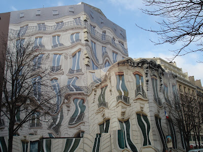 THIS IS PARIS !!: A Melting Building