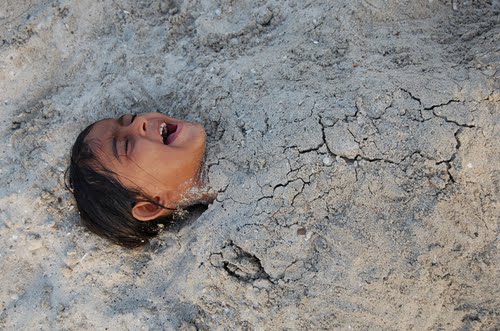 आयुष दर्पण: Playing in the Mud and Eating Dirt Could Actually Make Your ...