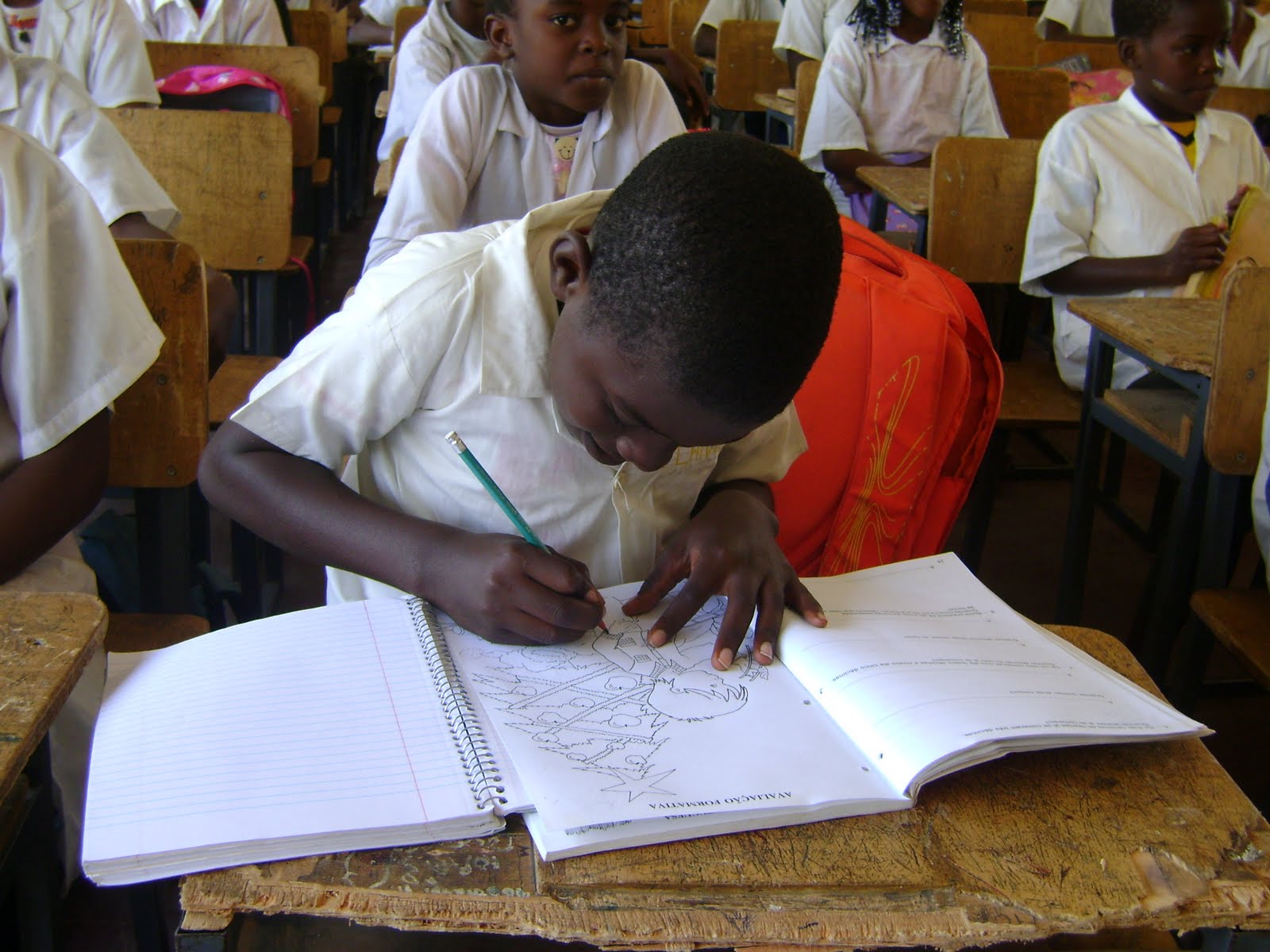 Um tempo em Angola e por outras partes do mundo...: Visita a uma Escola ...
