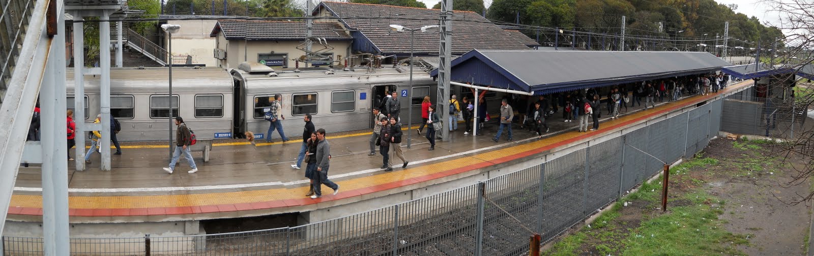 Fotos panorámicas de Claypole: Tren portugués en estación...