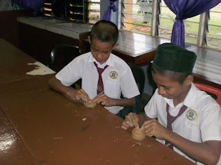 PENDIDIKAN SENI VISUAL SMK BADIN: TEMBIKAR(Teknik Picit)