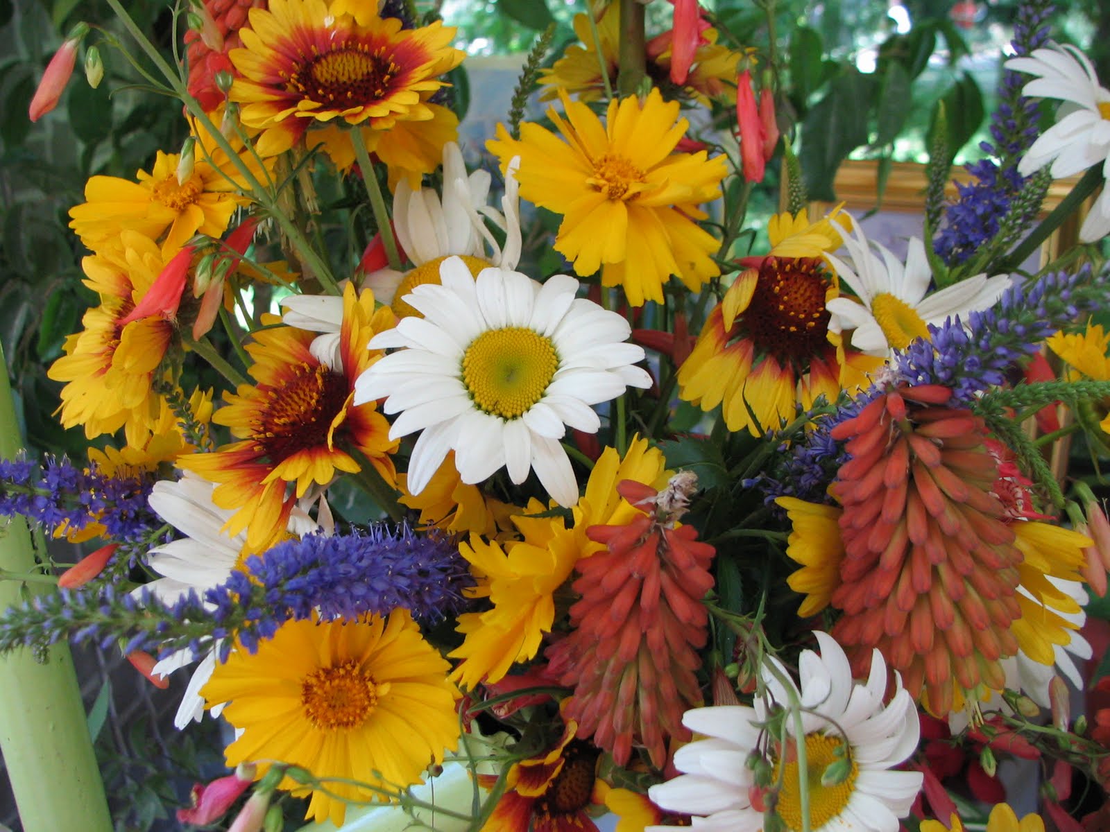 LA MULTI ANI, ROMANIA!: Buchete de flori