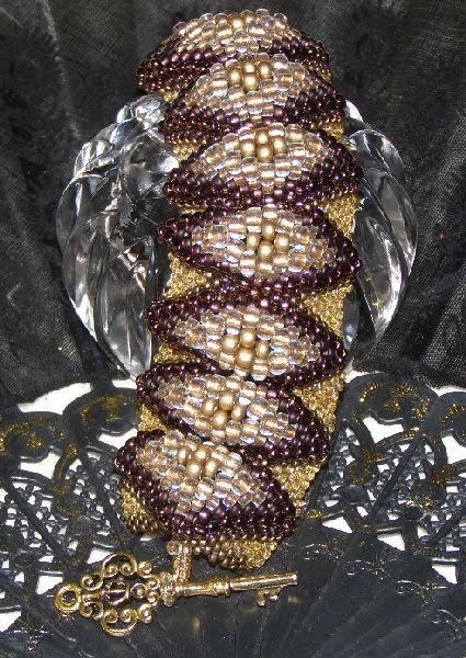Queenie's Beads: Raised Diamond Pattern