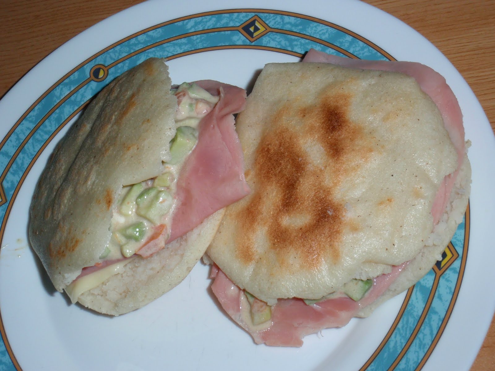 Mamita...Tengo Hambre!!: Arepa Rellena de Jamon y Queso con toque de ...