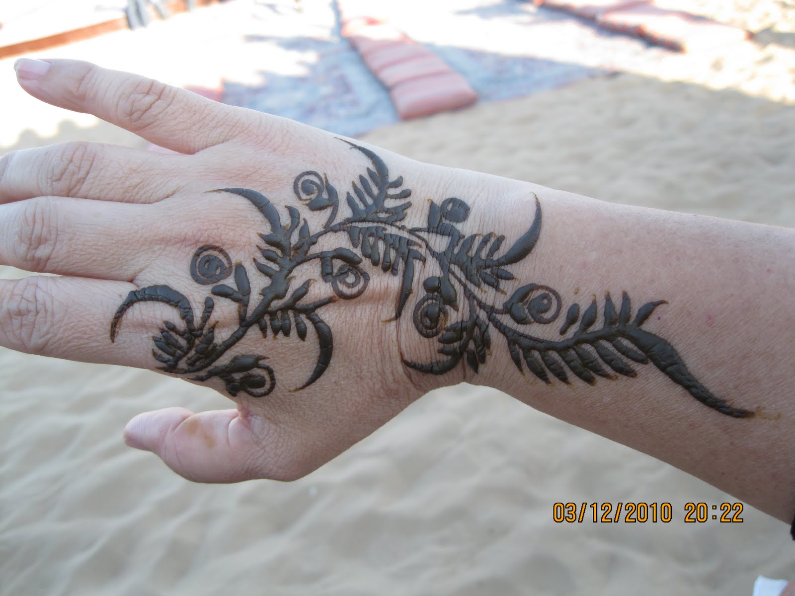 Lucie Dubai desert adventure: Hana painting, I love drawing too.. This ...