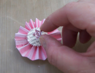 Dream, Create, Inspire: Tutorial - Pleated Paper Rosettes