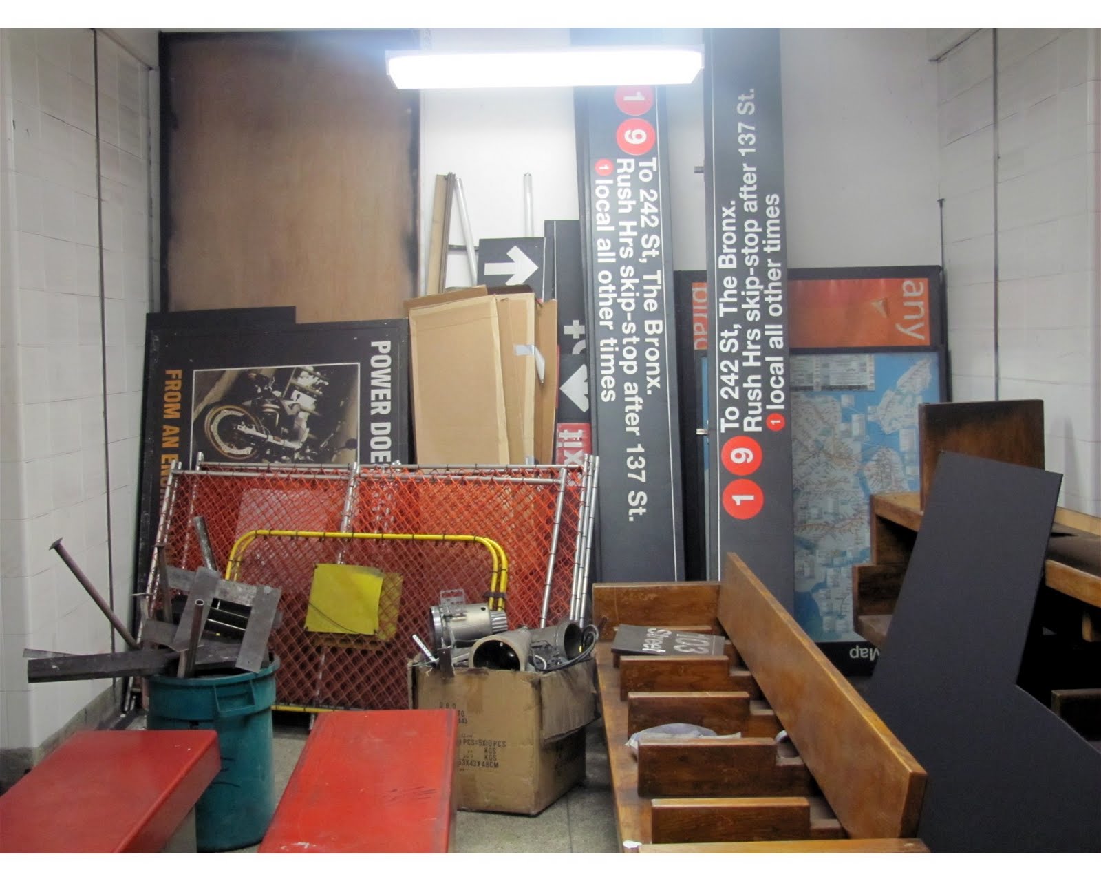 The World of Gord: A Gord's Eye View of Toronto- Lower Bay Subway Station