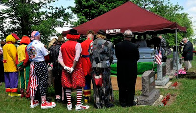MIENFOKS: A Clown Funeral