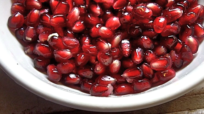 How To Eat Pomegranate - Divas Can Cook