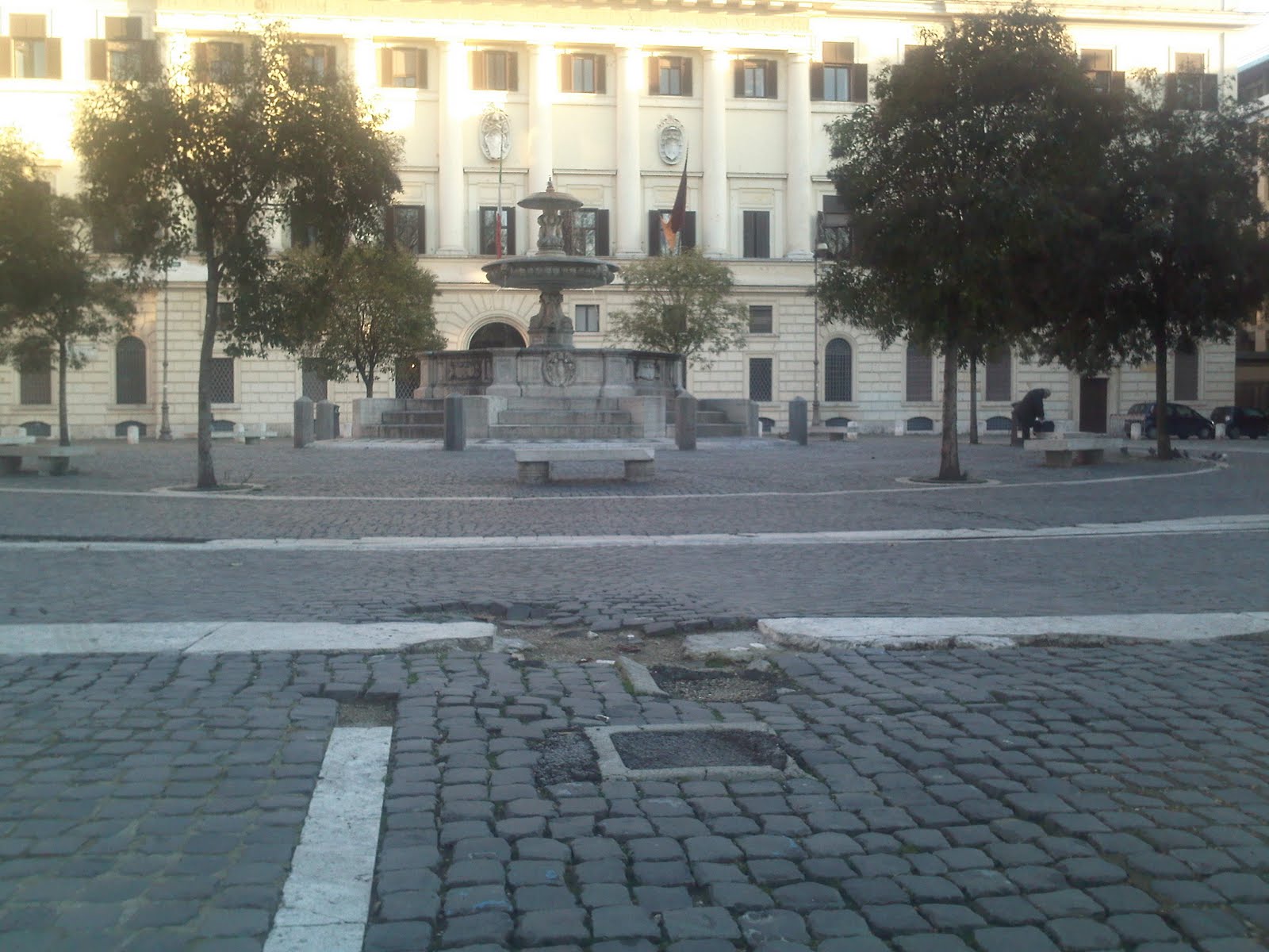 ROMA FA SCHIFO: Piazza Mastai è abbandonata