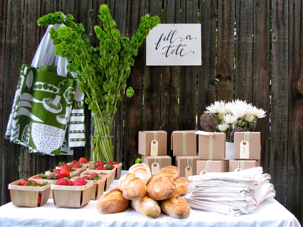 Black*Eiffel: Favors Table