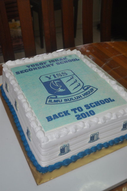 Izah's Kitchen: School Reunion Cake
