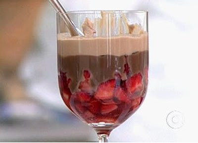 Brigadeiro de copo com morango