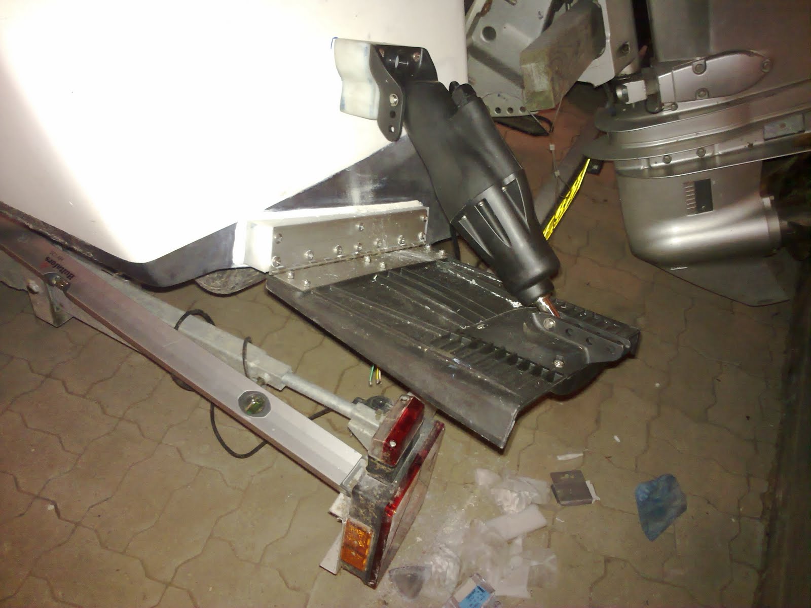 Team Sanika: Montering af trimflaps fortsat...