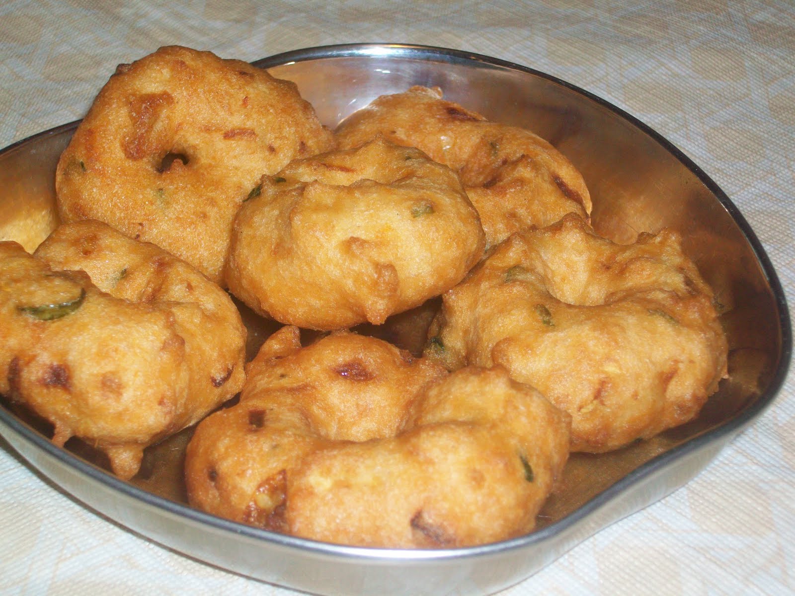 Spicy Treats: Medhu vadai / Ulundhu vadai / Bonda