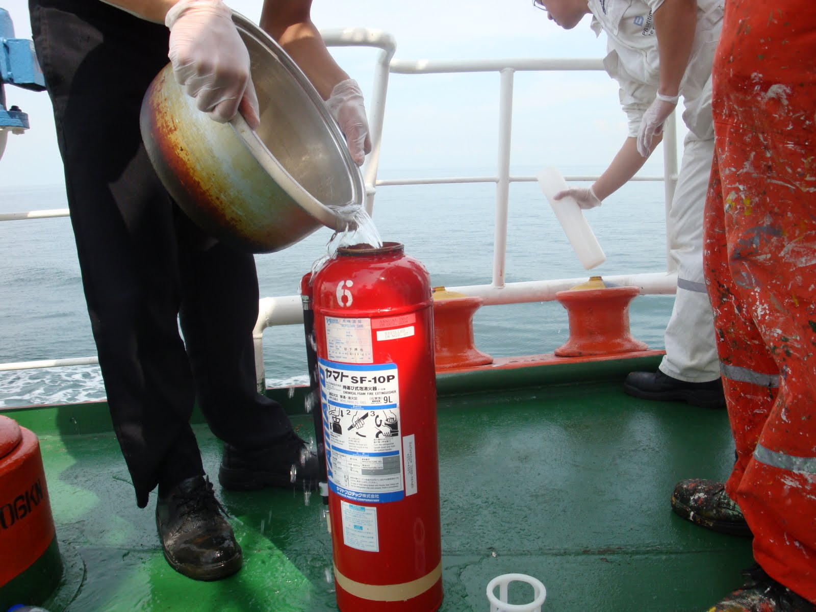 searchingnomad's world: SHIPBOARD PERSONNEL MAINTAINS EFFECTIVENESS OF ...