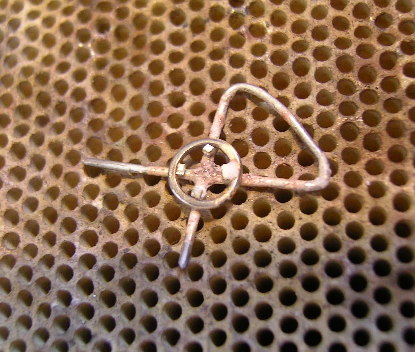 etsy metal: How to make a simple wire claw / prong setting.