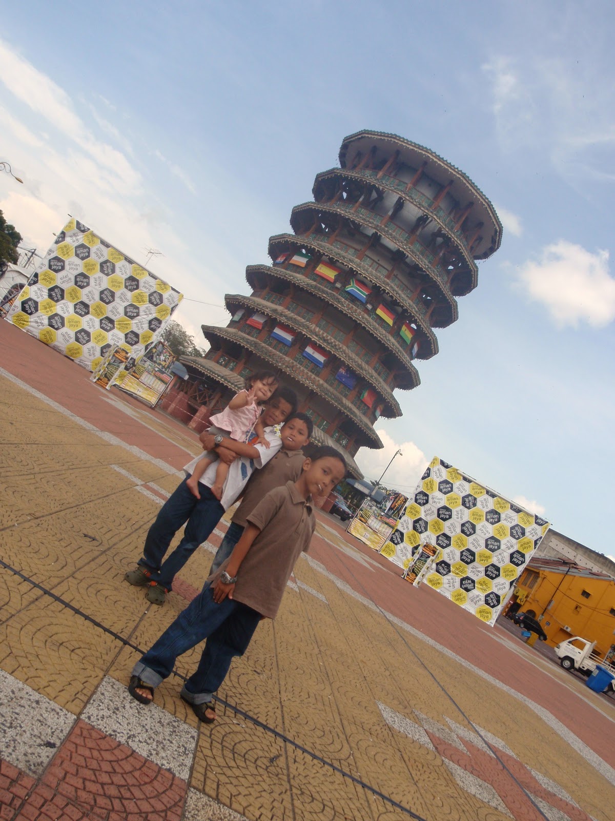 Kakironda Travelogue: The Leaning Tower of Teluk Intan