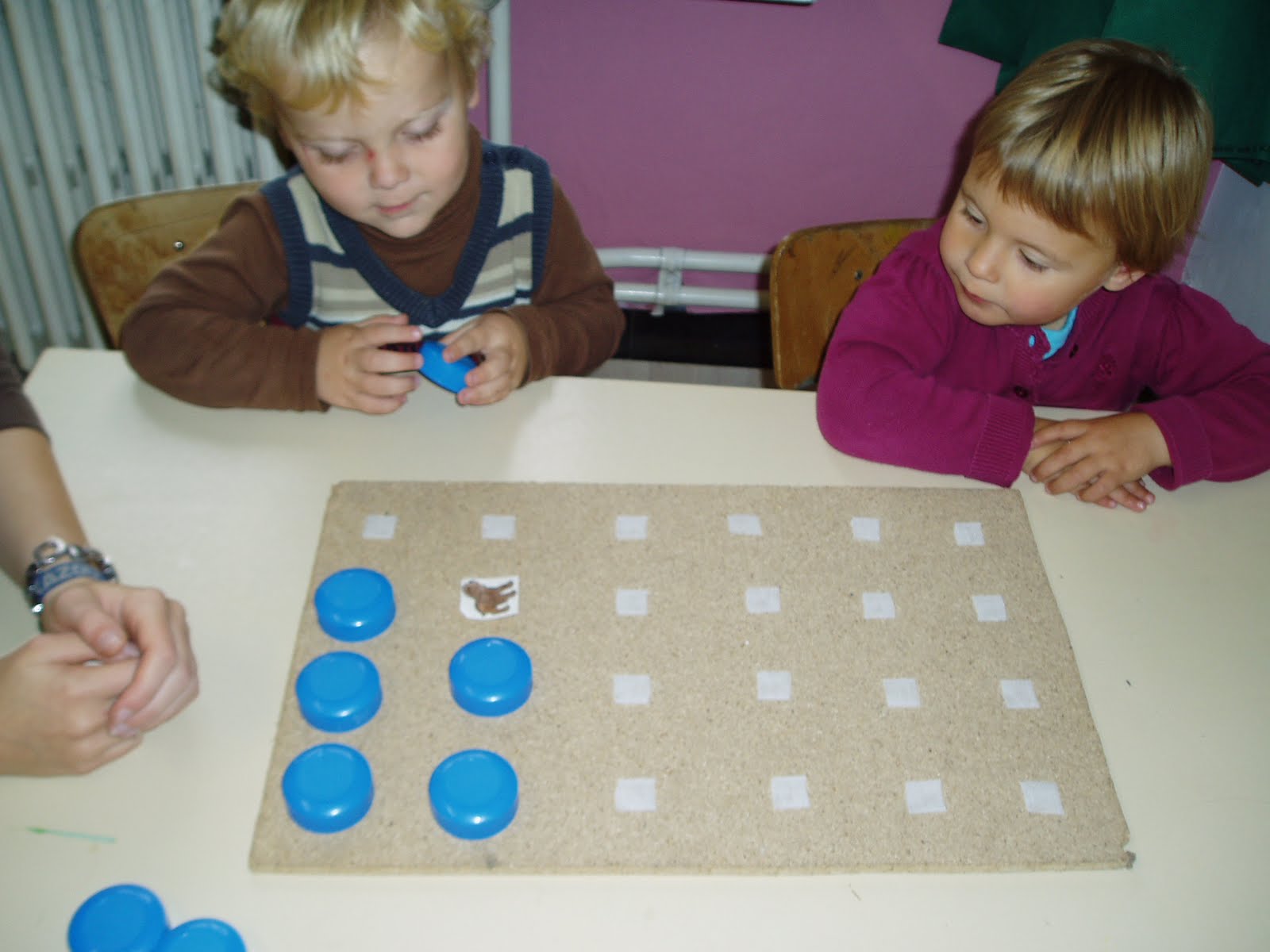 Konijntjesklas: Thema: 'We spelen met dopjes'