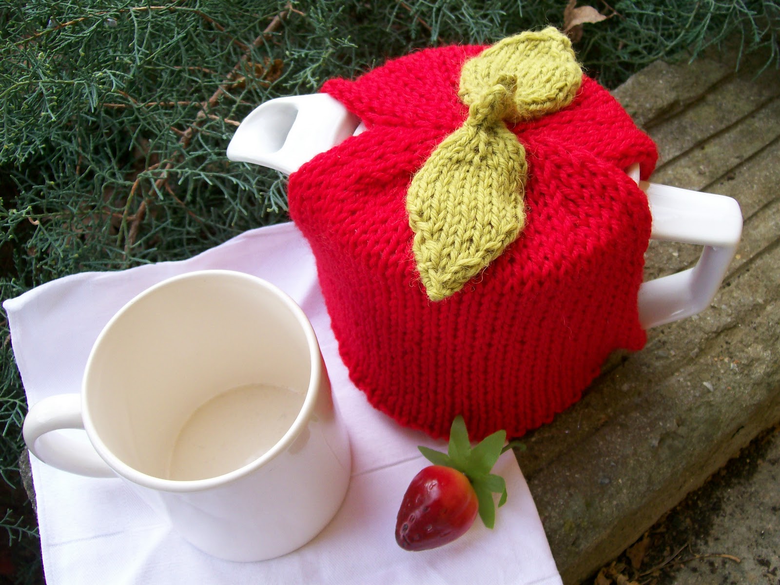 Primary Importance: Apple tea cozy - free pattern