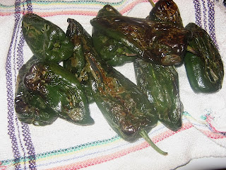 MAMA LATINA TIPS: Como pelar chiles poblanos / How to peel poblano chiles