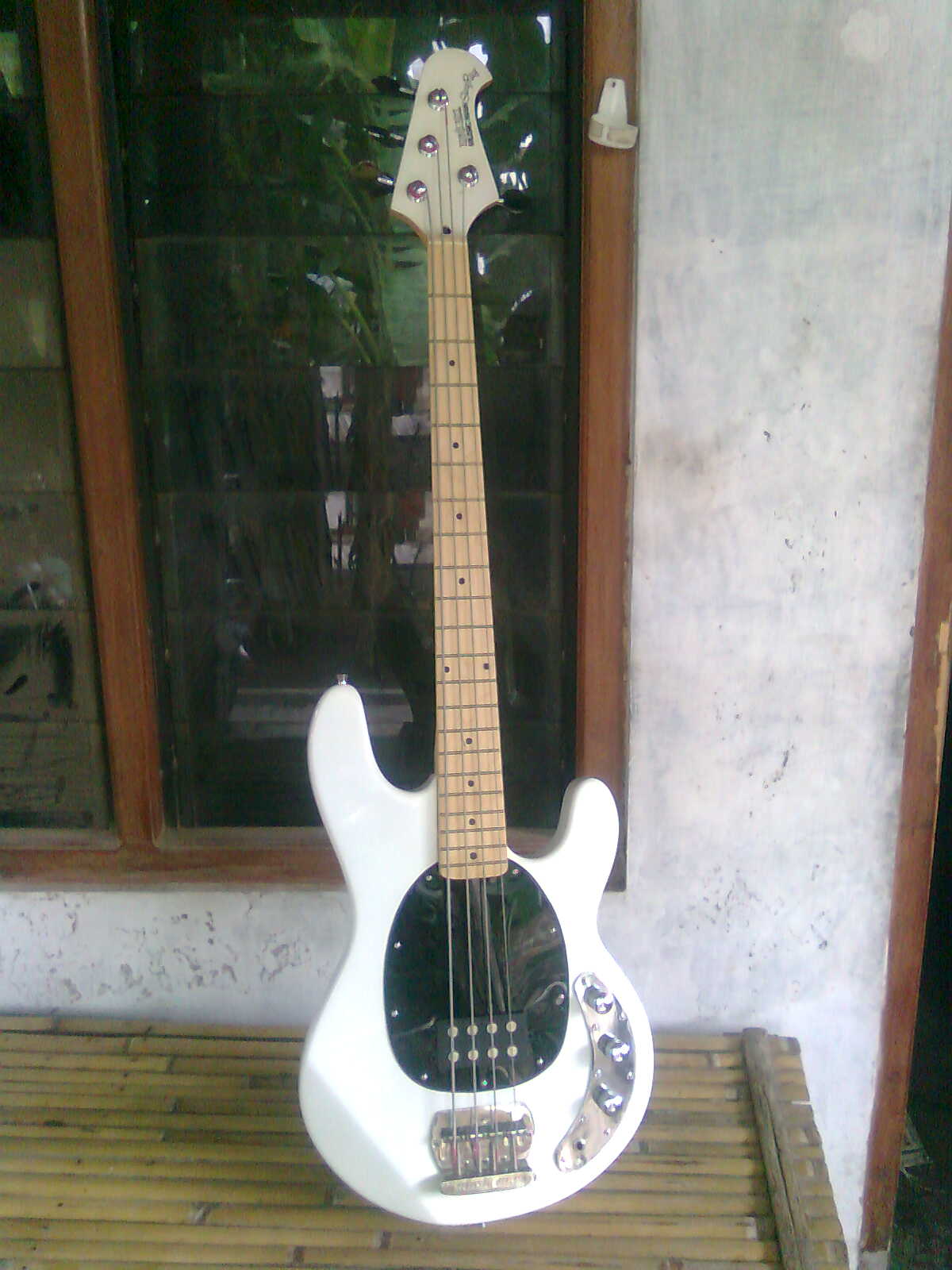 tempat pesan gitar murah berkualitas: pesan gitar (bass)