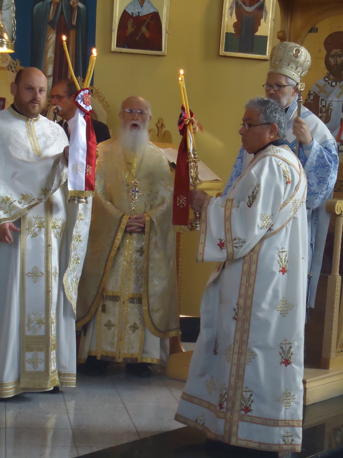 Justine's Blog: Η Υψωση του Τιμίου Σταυρού στο Λαβάλ με πατερούλη