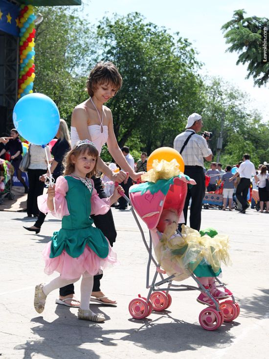 Funny Free Pics: Custom Strollers Parade In Russia
