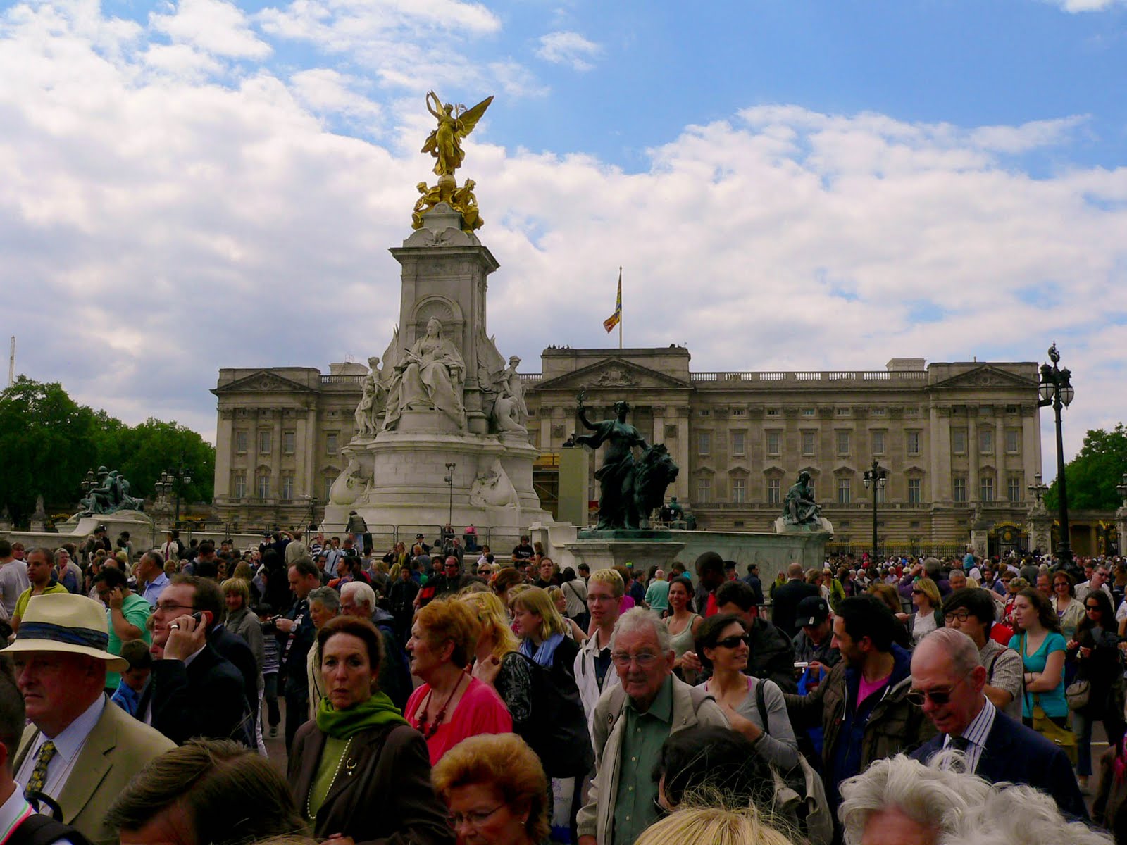 Le blog de Nathalie: The crowd in Buckingham Palace