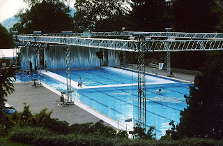 Eningen u.A.: Hugo Boss im Freibad