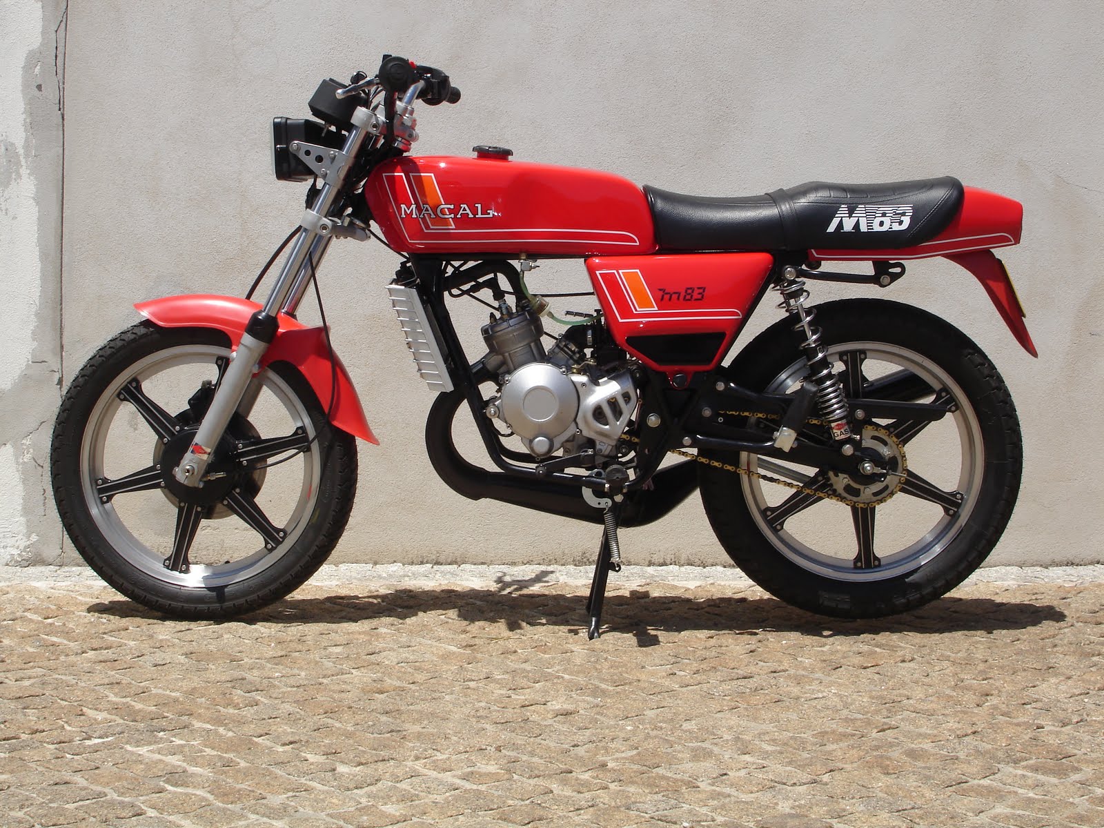 ''Os Amigos das Cinquentonas'' 50 cm3: Restauro Macal M83 | Manuel Duarte