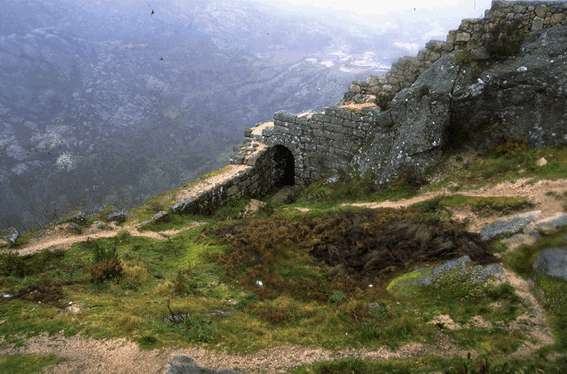 Castillo de Castro Laboreiro | Portugal Turismo